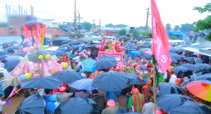 Braving rains, Solipeta Sujatha campaigns in Dubbak-Telangana Today Braving rains, Solipeta Sujatha campaigns in Dubbak-Telangana Today