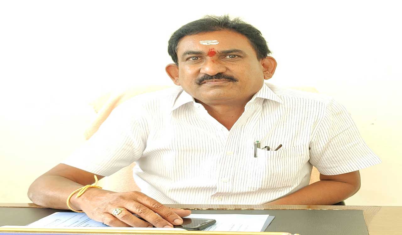 Acb Traps Vemulawada Municipal Commissioner While Accepting Bribe