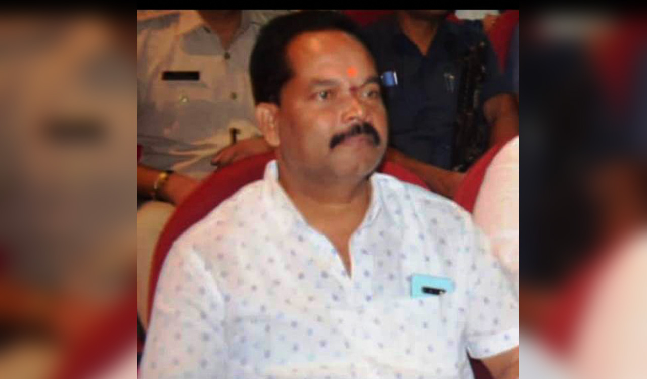 Acb Nabs Zaheerabad Municipal Commissioner Two Staff While Taking Rs 2
