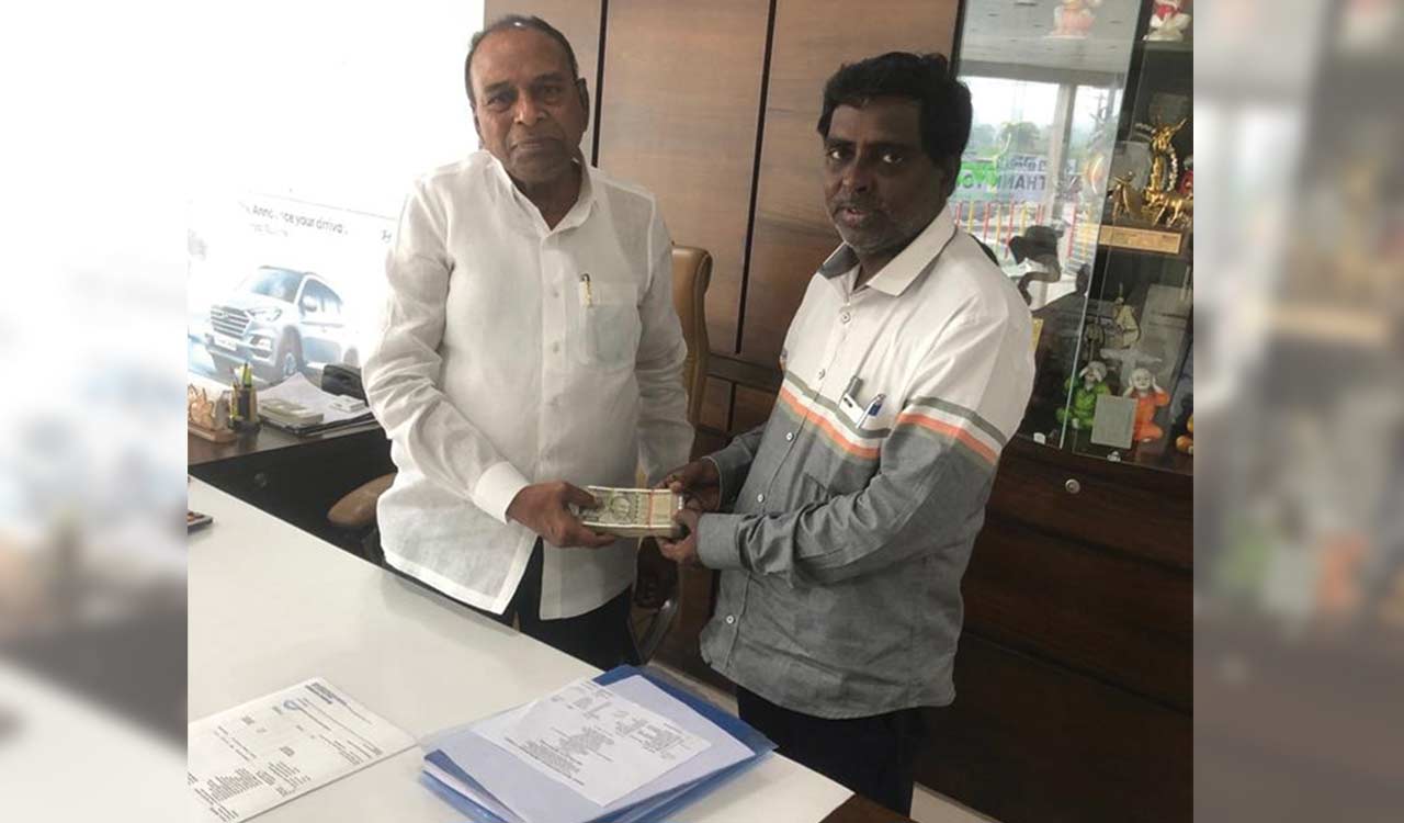 Women donates Rs 1 lakh to govt school in Khammam-Telangana Today Women donates Rs 1 lakh to govt school in Khammam-Telangana Today