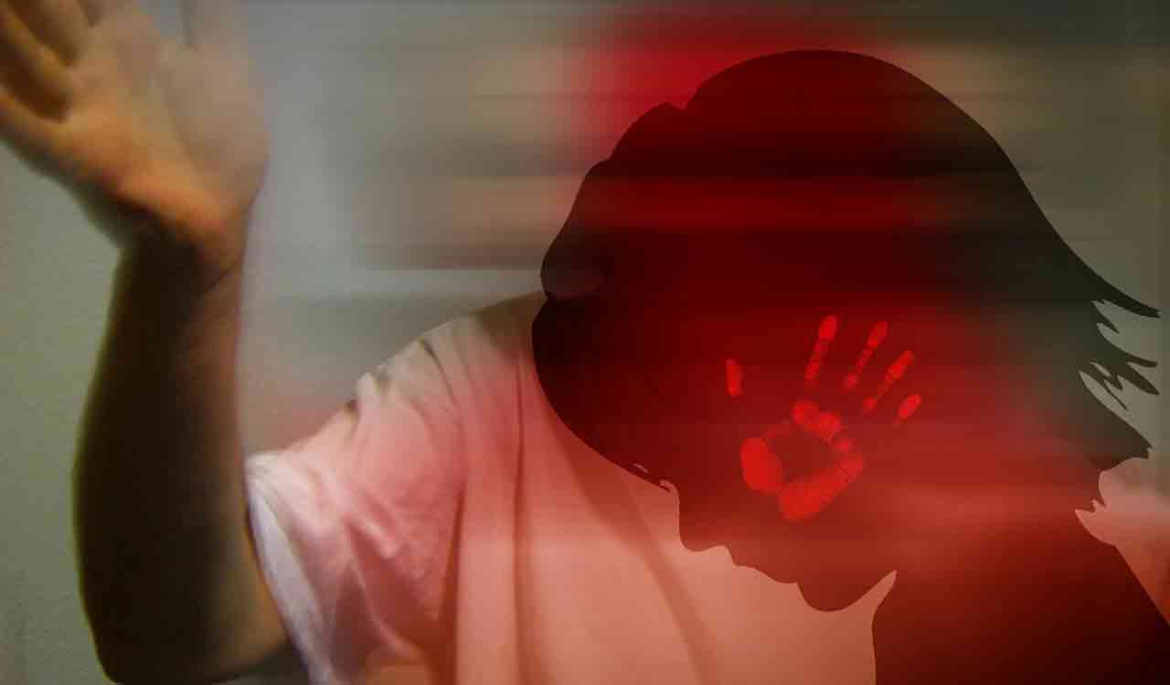 Doctor slaps patient, U.P govt orders probe-Telangana Today Doctor slaps patient, U.P govt orders probe-Telangana Today