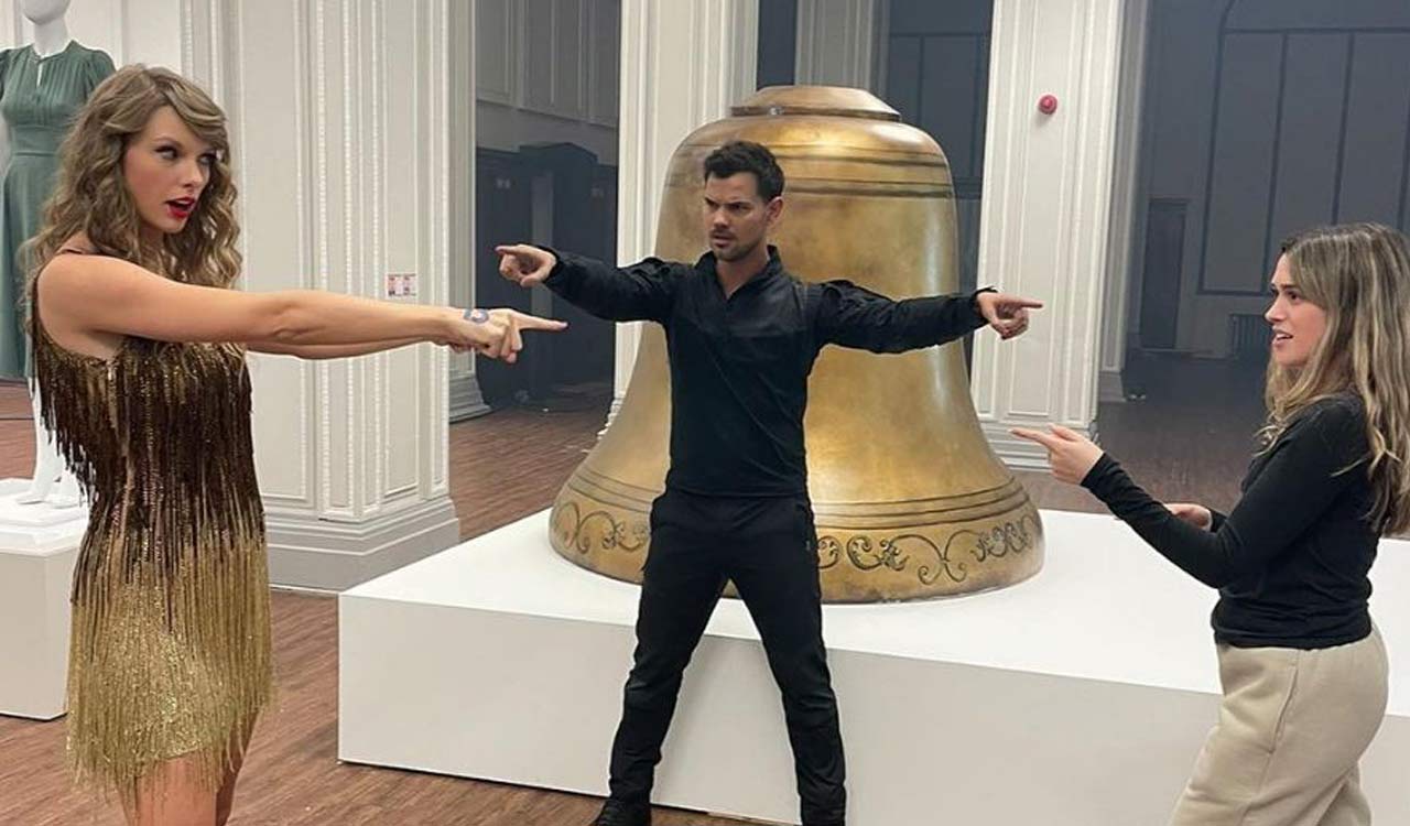 Taylor Swift hugs her ex Taylor Lautner onstage; he says: ‘I’m honoured ... Taylor Swift hugs her ex Taylor Lautner onstage; he says: ‘I’m honoured ...