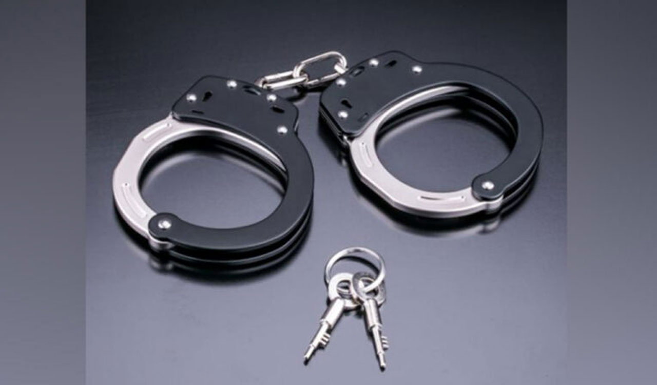 Kanpur Cop Caught Taking Rs 50 000 Bribe Arrested Telangana Today