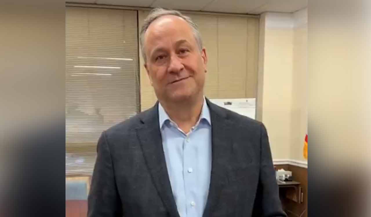 Kamala Harris’ husband Doug Emhoff tests positive for Covid-Telangana Today Kamala Harris’ husband Doug Emhoff tests positive for Covid-Telangana Today