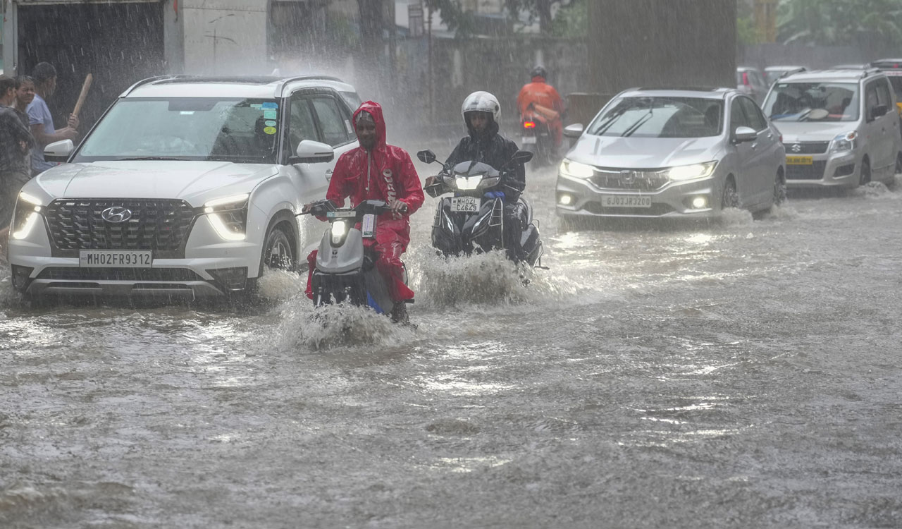 Heavy rains continue to pound Mumbai, NDRF teams deployed-Telangana Today Heavy rains continue to pound Mumbai, NDRF teams deployed-Telangana Today