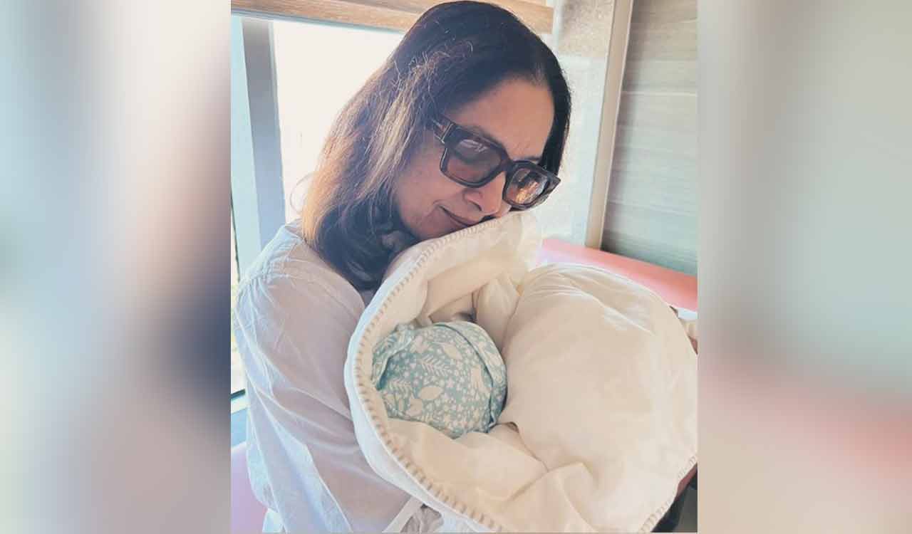 Neena Gupta shares adorable picture with ābeti ki betiā-Telangana Today Neena Gupta shares adorable picture with ābeti ki betiā-Telangana Today