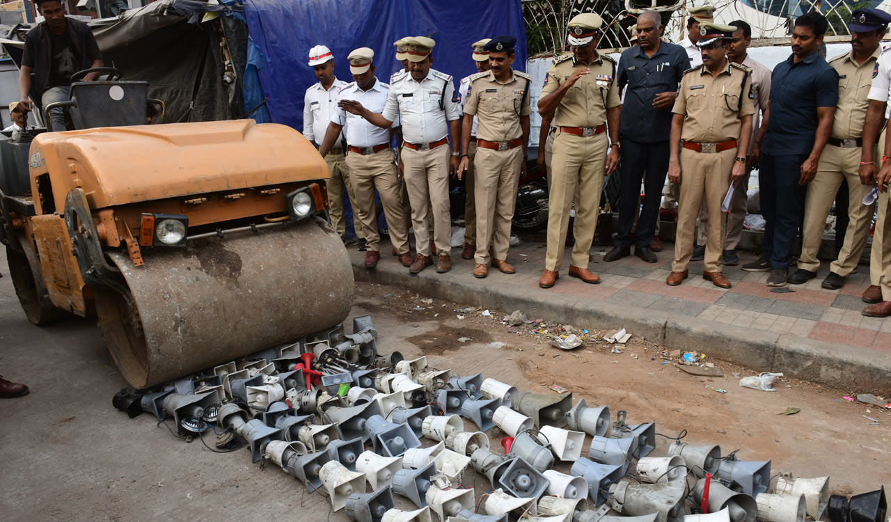 Hyderabad traffic police removes road encroachments at Tolichowki to ... Hyderabad traffic police removes road encroachments at Tolichowki to ...